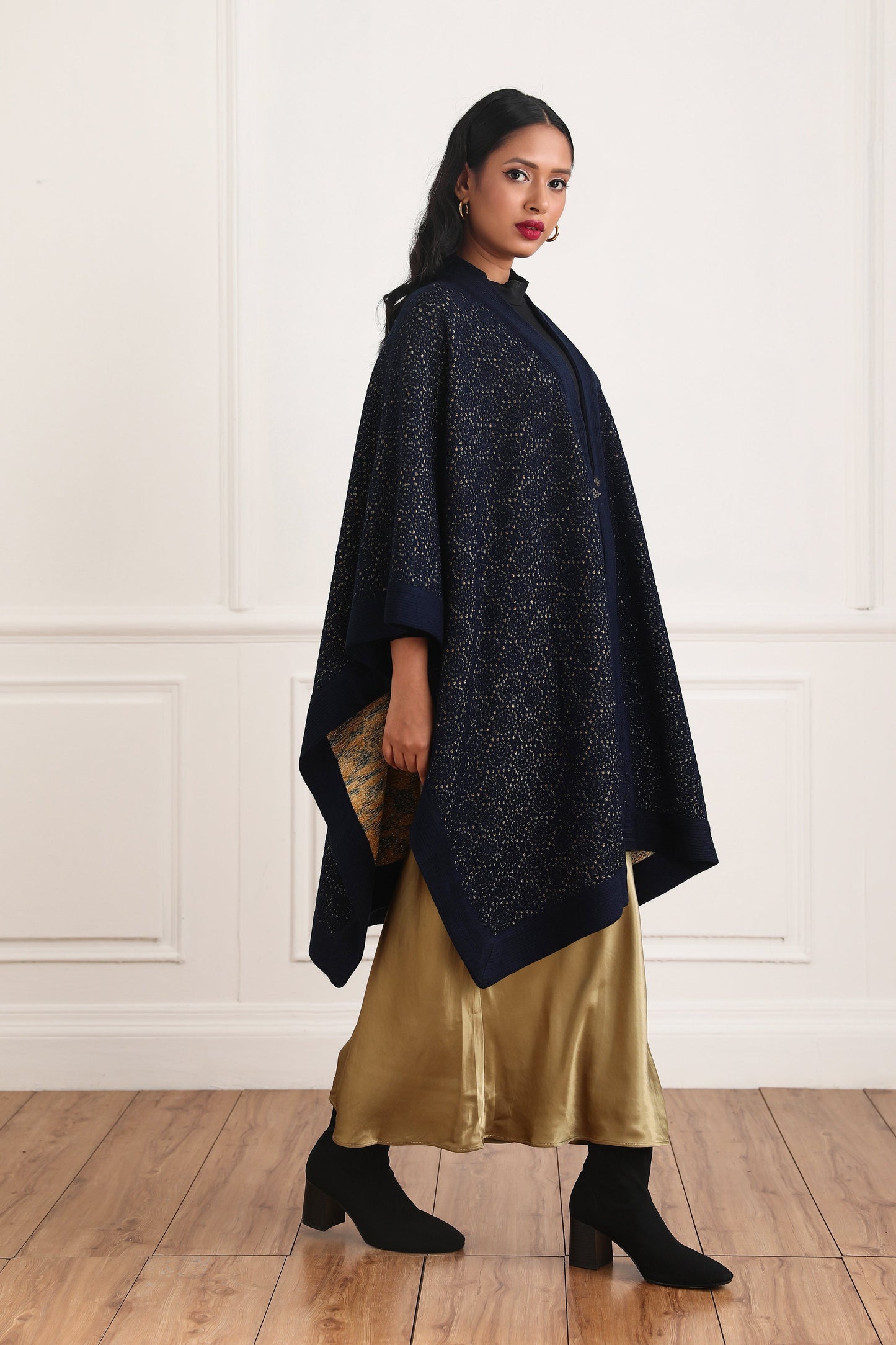 Beatrice Patterned Shimmer Cape – Khaleej