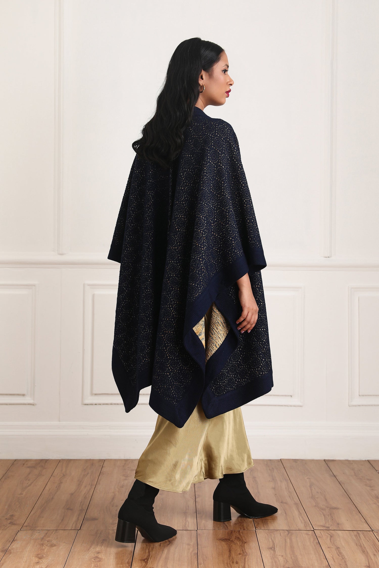 Beatrice Patterned Shimmer Cape – Khaleej